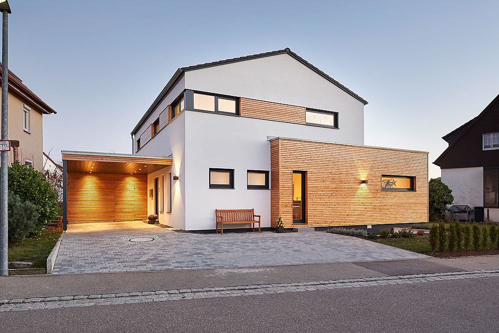 Einfamilienhaus: Fertighaus-Designerhaus im modernen Stil