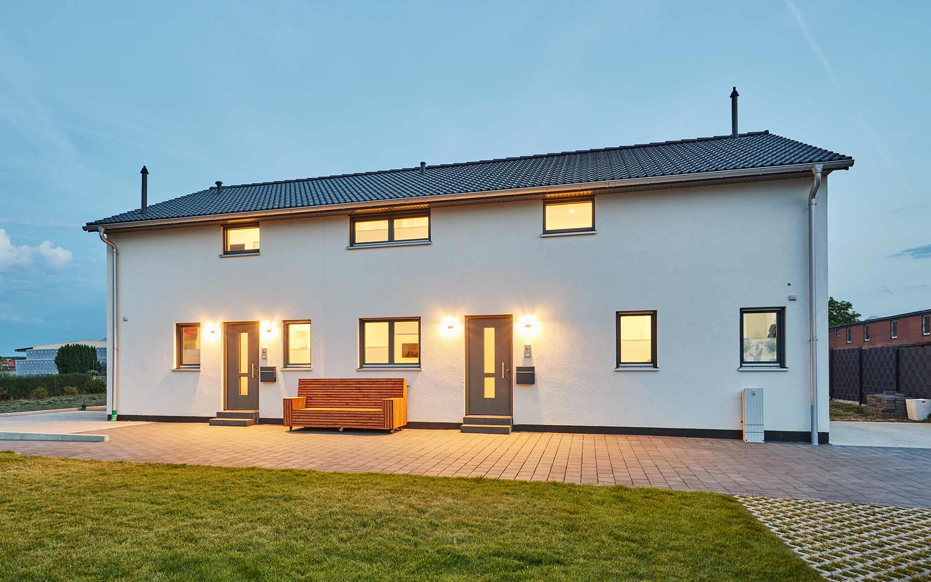Doppelhaus: Fertighaus-Familienhaus im modernen Stil