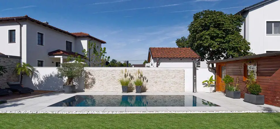 Fertighaus und Infinity Pool Deluxe: Wenn modernes Wohnen im Garten ...